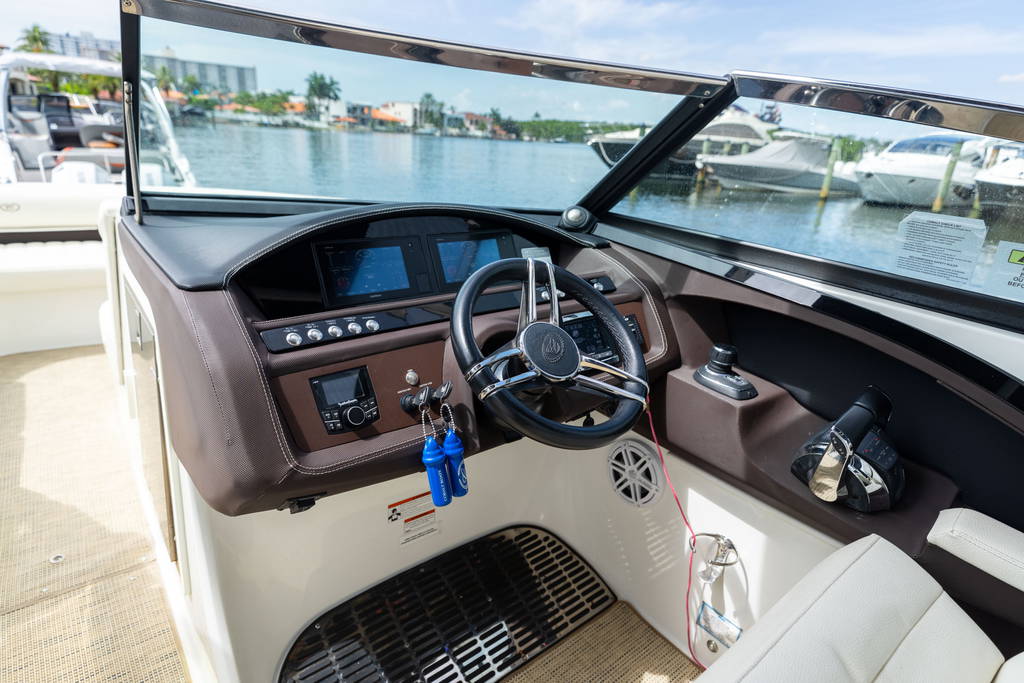 Used 2019 Cobalt 30SC for sale in Aventura (#C005) - Marine Connection